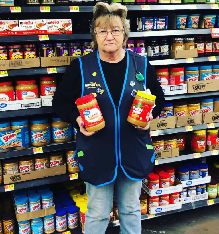 Walmart-‘model’ Charlene gaat viral met haar hilarische FB foto’s ...