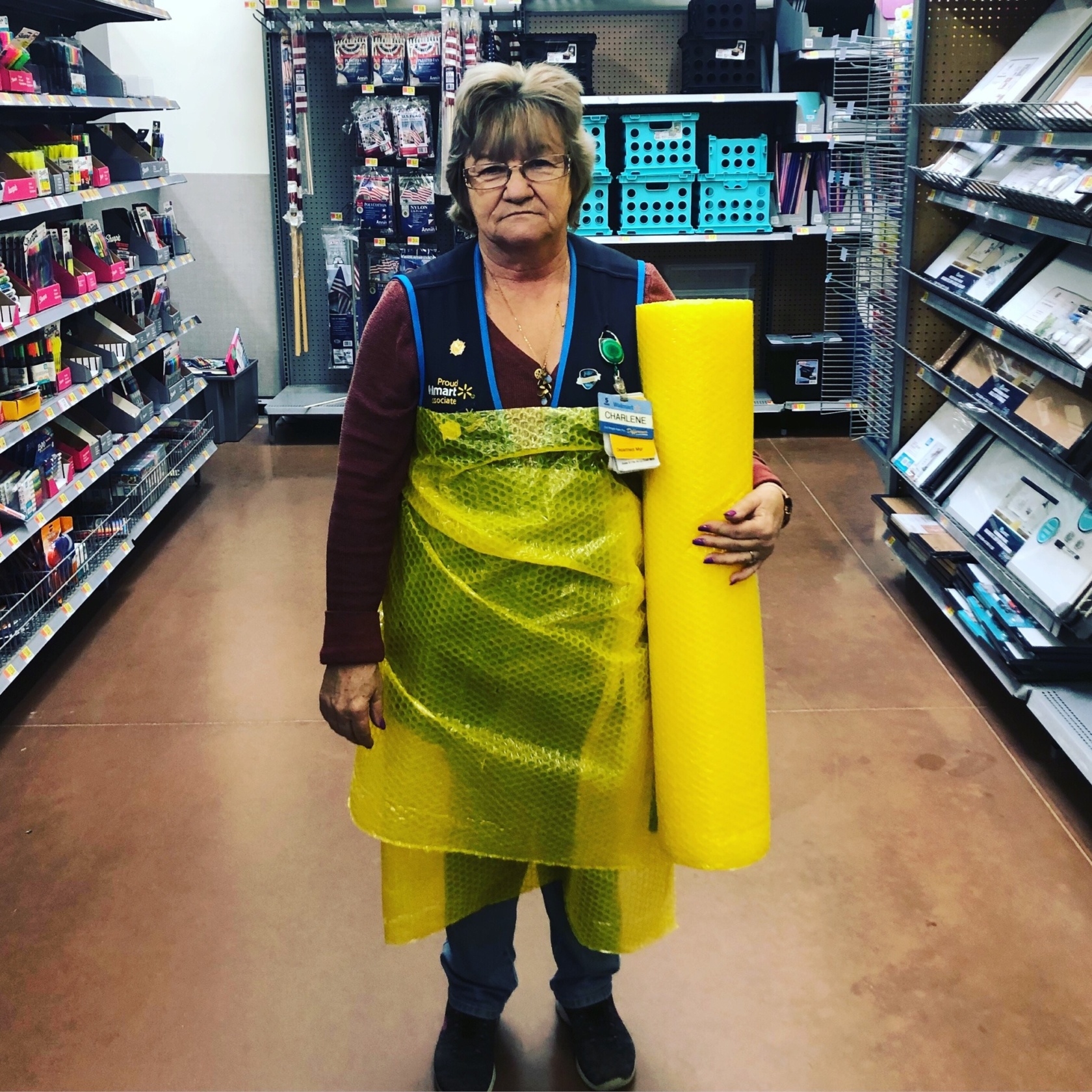 Walmart-‘model’ Charlene gaat viral met haar hilarische FB foto’s ...