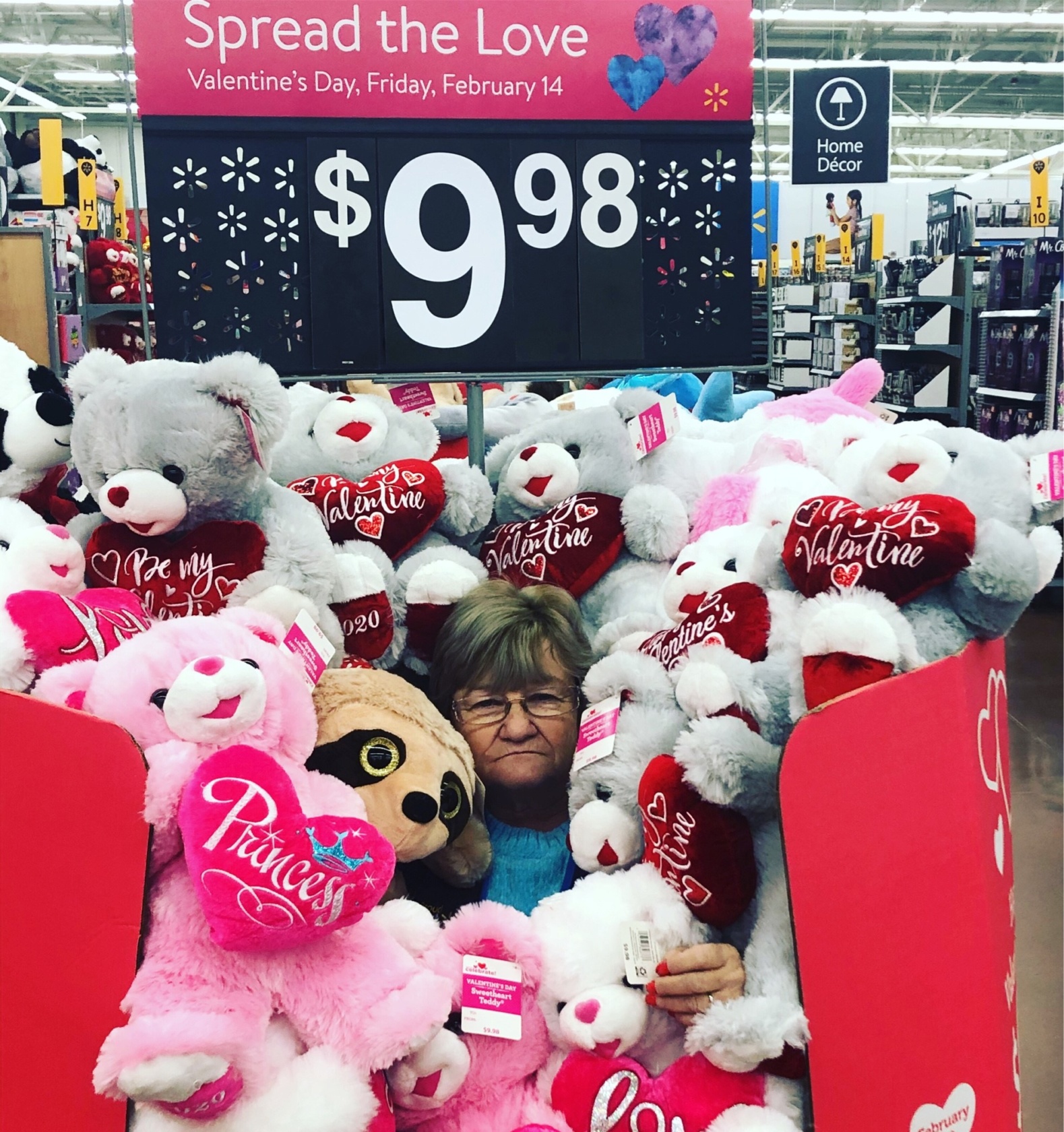 Walmart-‘model’ Charlene gaat viral met haar hilarische FB foto’s ...