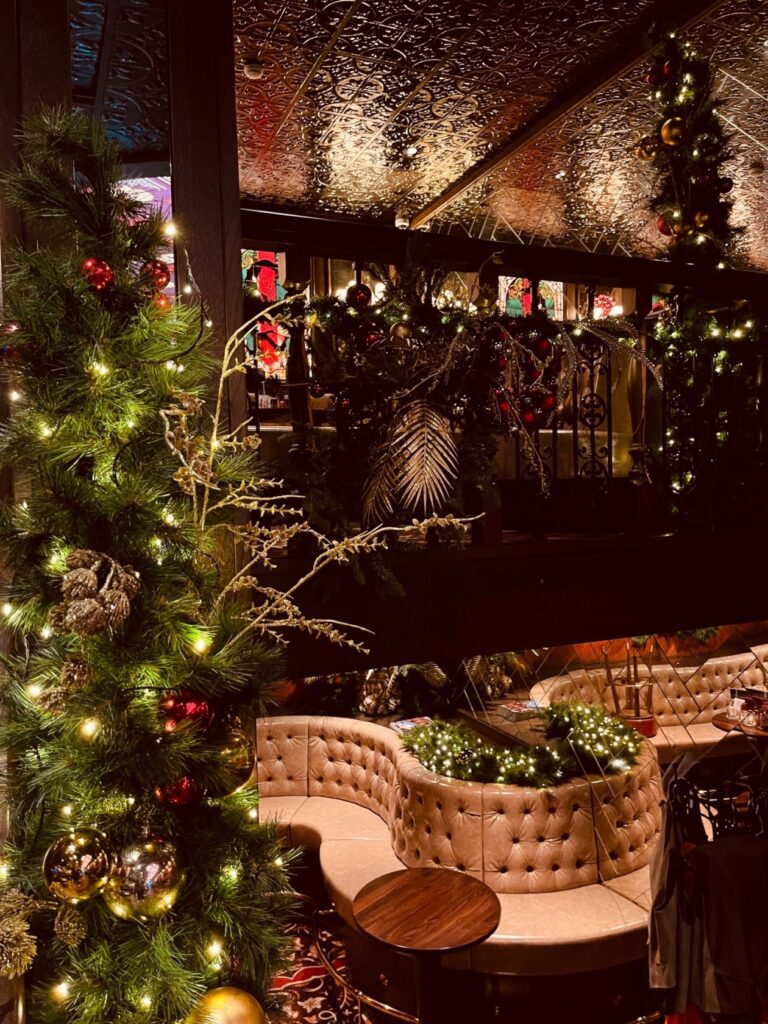 Bij deze kroeg drink je de allereerste kerstborrel van 2024 | FavorFlav