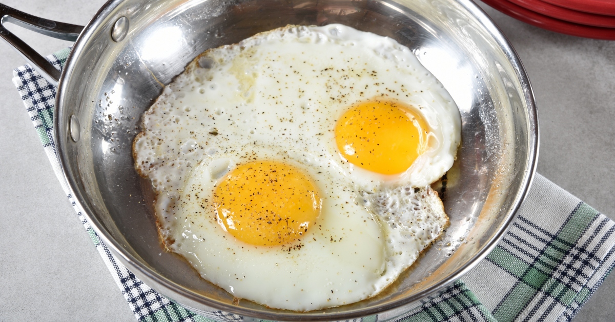 Zo bak je in een roestvrijstalen pan zonder dat je eten aanbakt | FavorFlav