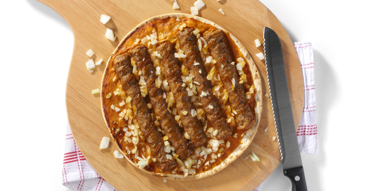 Je kunt nu een Frikandel Speciaal Pizza kopen bij de Lidl | FavorFlav