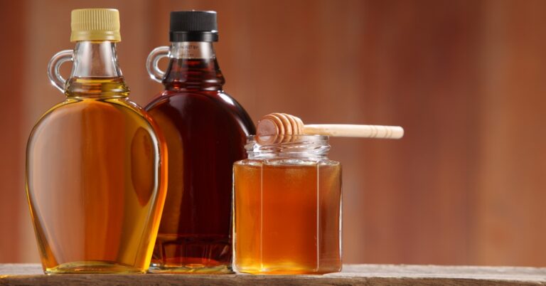 Dit zijn de verschillen tussen honing, maple syrup en agavesiroop ...