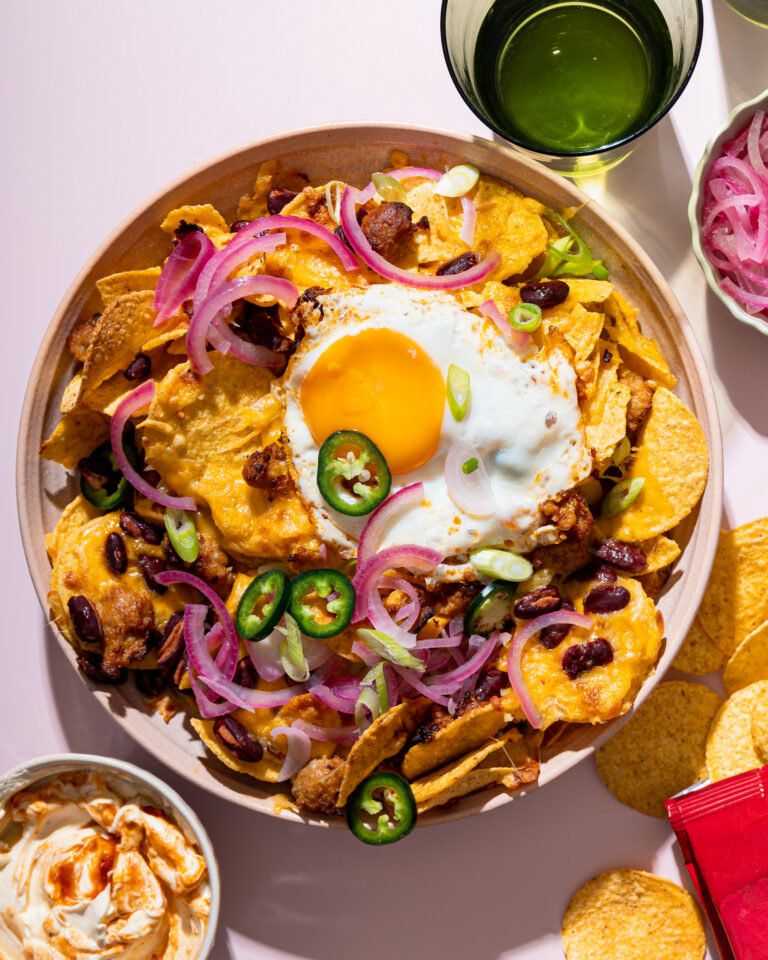 Recept: Cheesy nachos met worst en ei | FavorFlav